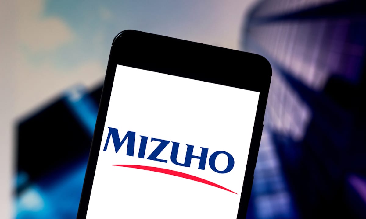 Mizuho, LINE Further Fund ‘Smartphone Bank’ Bid