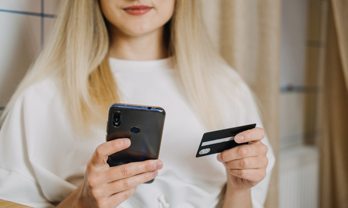 Consumer Spending, Income Show Gains In August