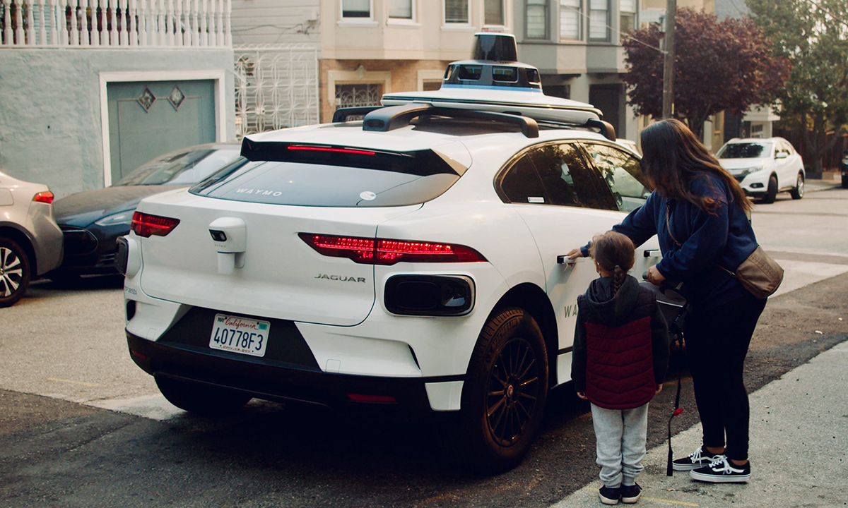 Uber Teams With Google’s Waymo to Offer Driverless Ride-Hailing