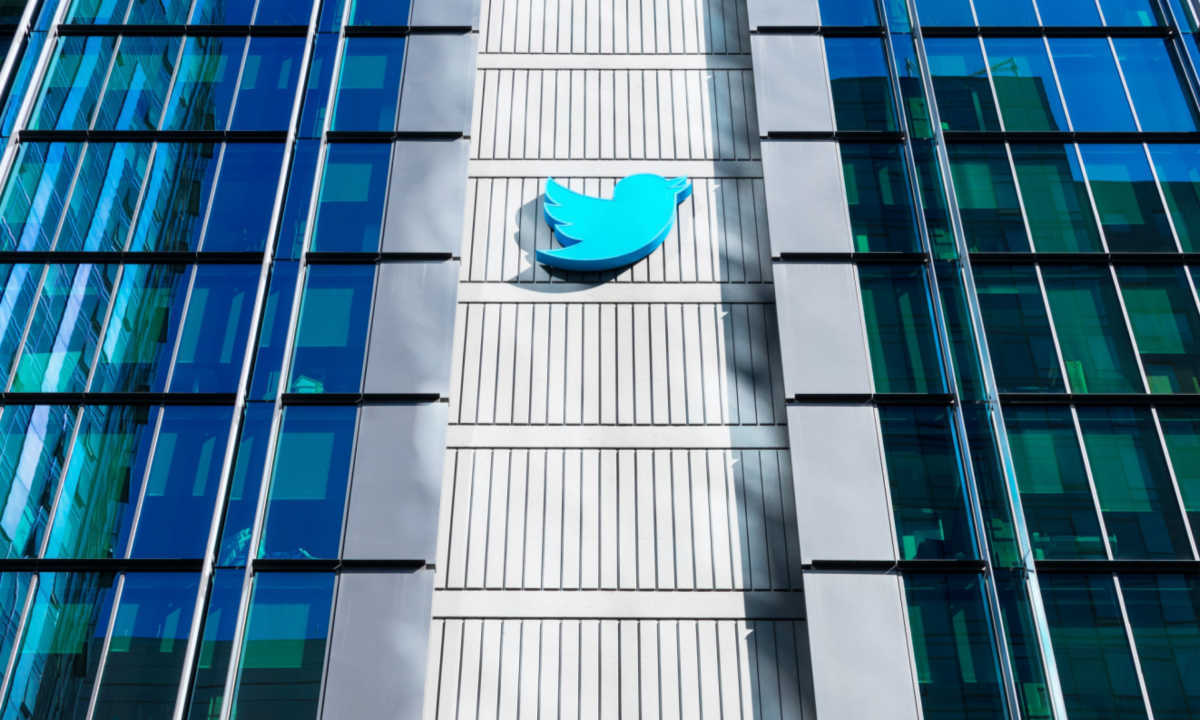 PYMNTS | Twitter Ad Revenue Plummets 59% Amid Hate Speech Concerns