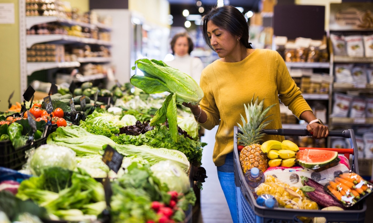 US Hispanics Slow Spending Amid Cost-of-Living Headwinds